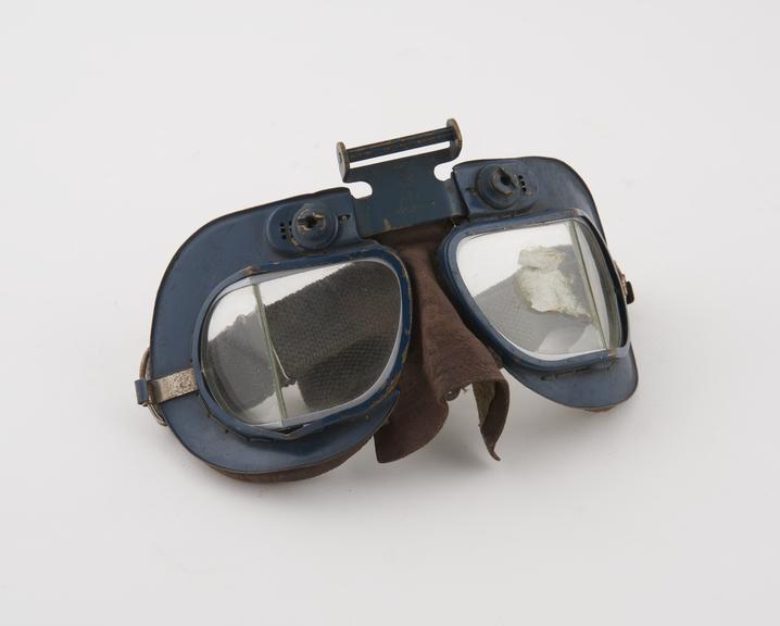 Goggles for the leather flying helmet | Science Museum Group Collection