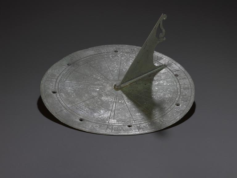 Horizontal sundial in bronze | Science Museum Group Collection