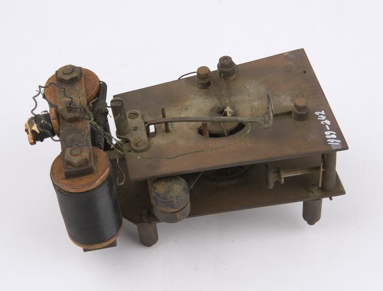 Self-winding electric clock movement (no 162102) by Uhrenfabrik Wilhelm ...