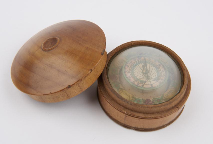 Pocket sundial with floating dial | Science Museum Group Collection