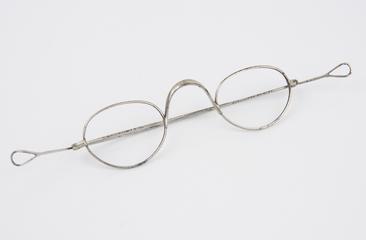 Pantoscopic spectacles with one piece side-arms and arch bridge ...