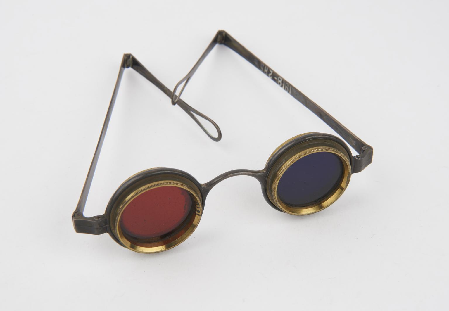 Pair of spectacles with folding frames | Science Museum Group Collection