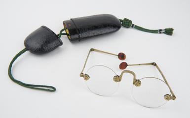 Chinese Pebble Spectacles | Science Museum Group Collection