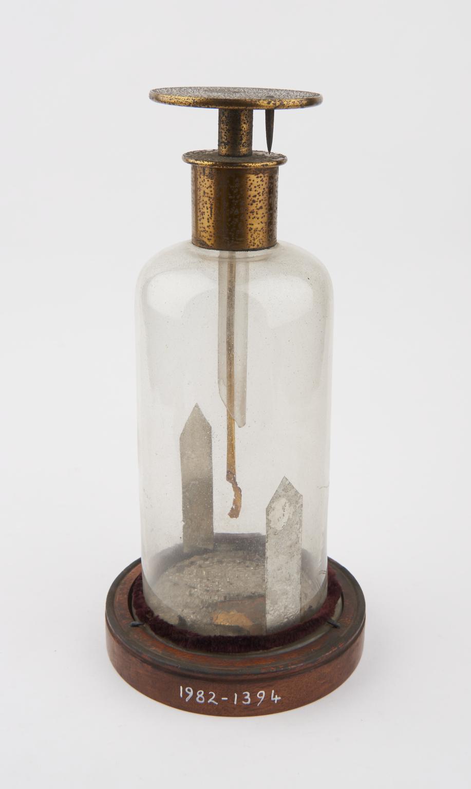 Gold leaf electroscope | Science Museum Group Collection