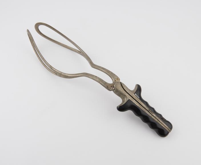 Axis traction obstetrical forceps | Science Museum Group Collection