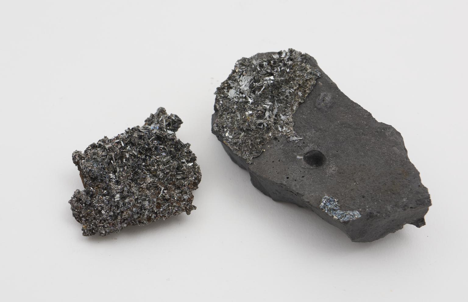 Crystals on the surface of tin-slag and in cavities | Science Museum ...