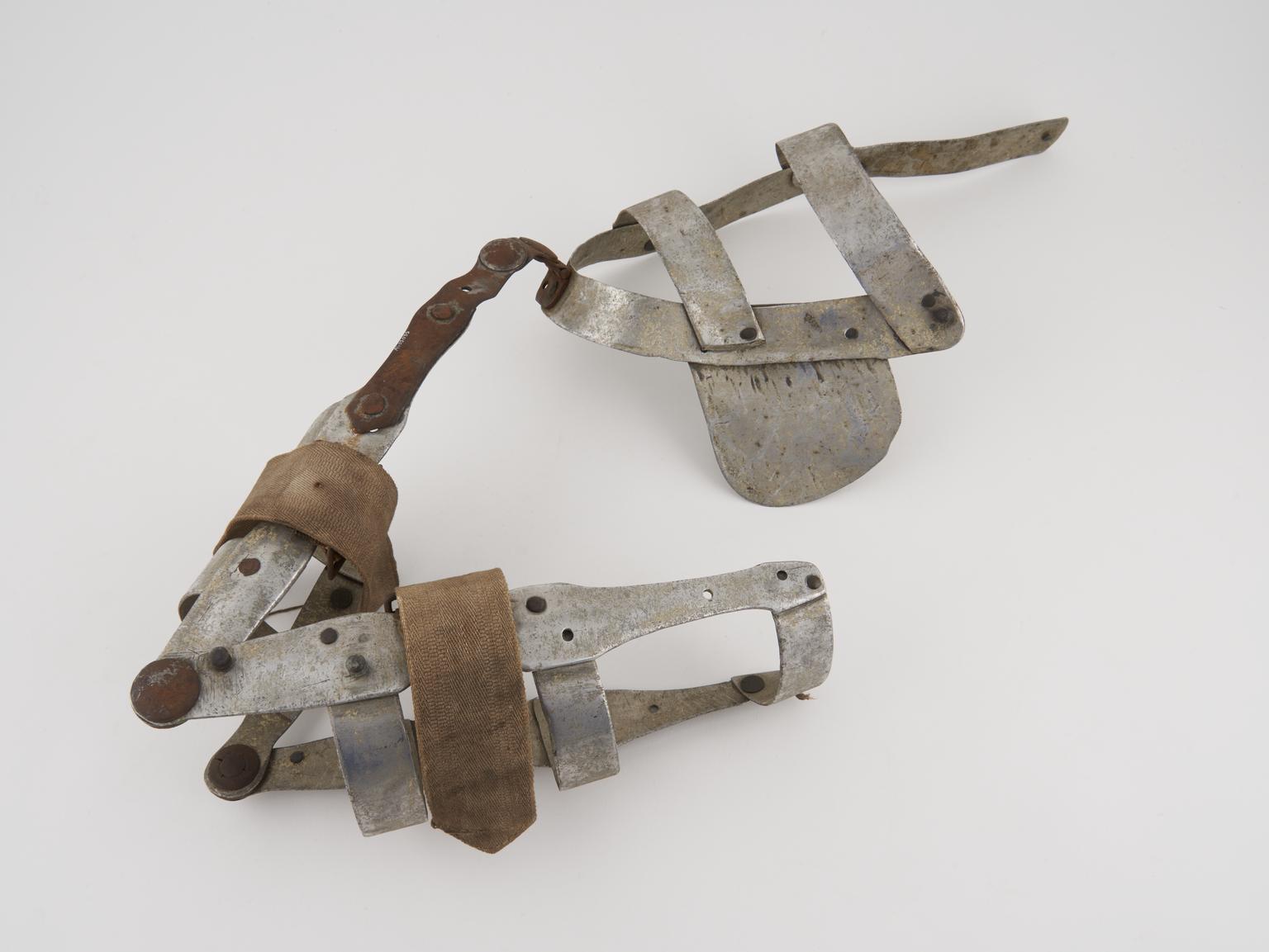 Double-jointed arm splint to fit right arm from upper wrist to shoulder ...