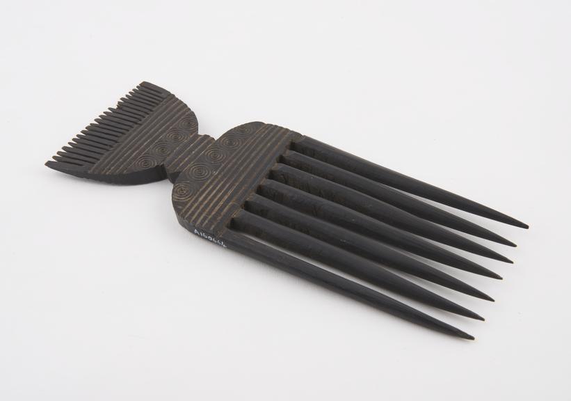 Curved wooden comb | Science Museum Group Collection