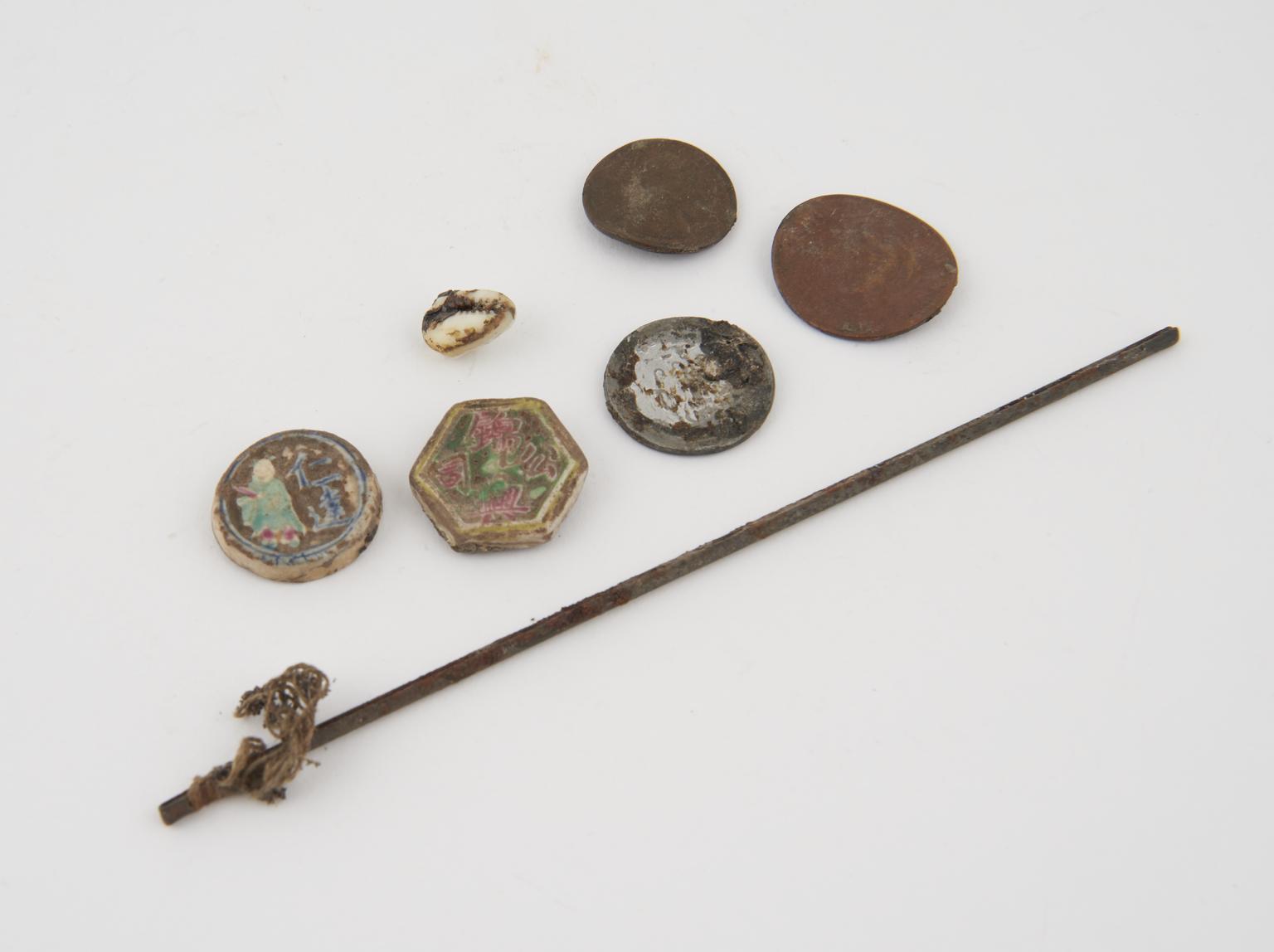 Tobacco pipe, encrusted with coins, buttons, badges, shells, plaques ...