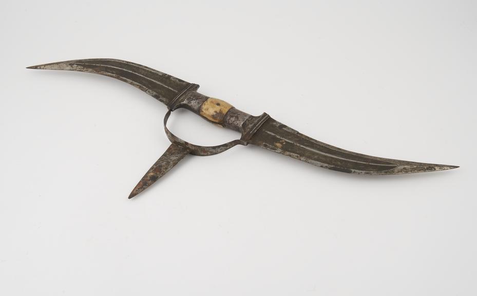 Double-bladed dagger | Science Museum Group Collection