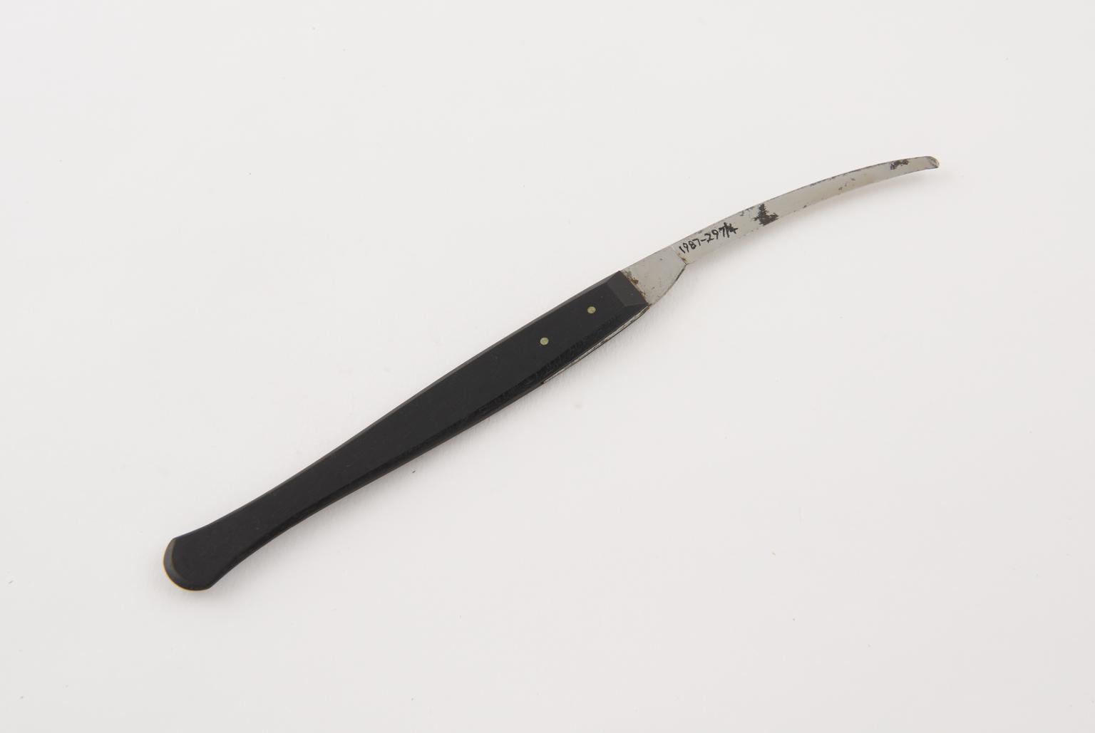 Curved probe pointed bistoury | Science Museum Group Collection