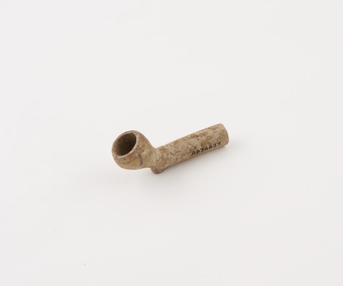 Clay tobacco pipe, London, 1580-1615 | Science Museum Group Collection