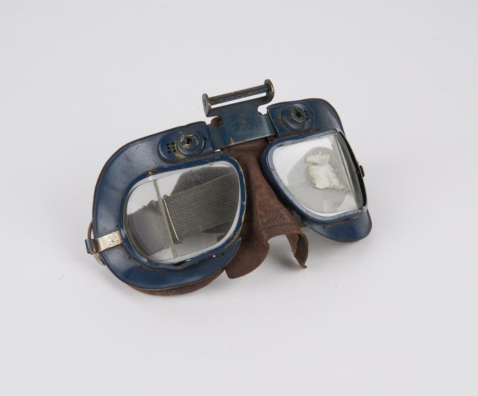Goggles for the leather flying helmet | Science Museum Group Collection