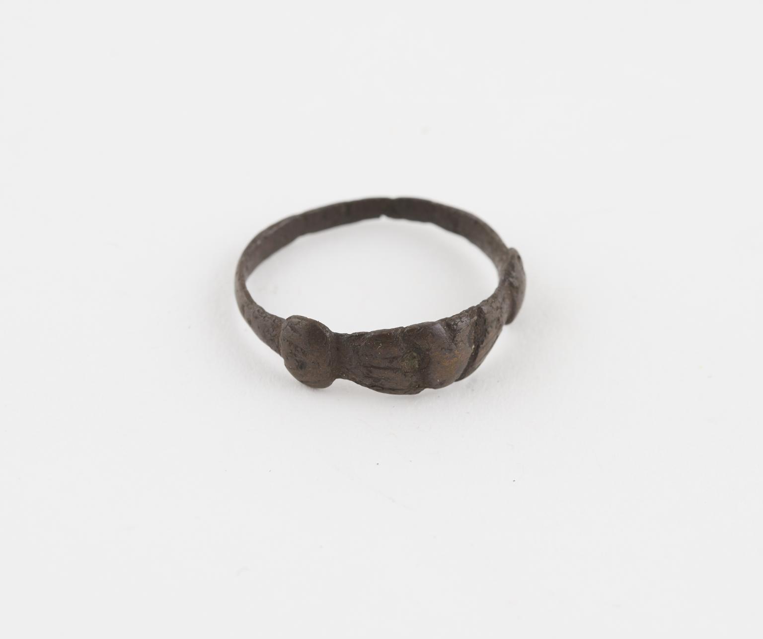 Finger ring, bronze, betrothal, two hands holding a heart | Science ...