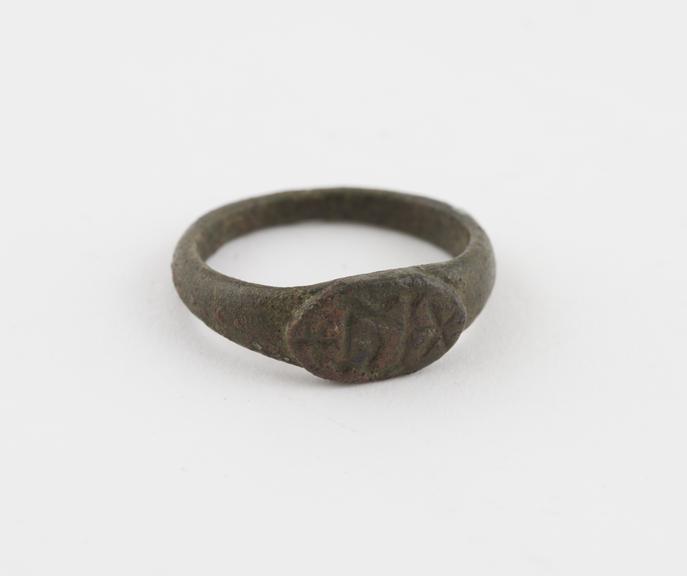 Finger ring, engraved lines on bezel | Science Museum Group Collection