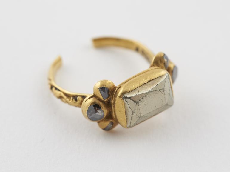 Gold ring set with Iodestone | Science Museum Group Collection