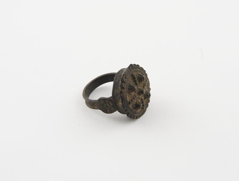 Bronze finger ring | Science Museum Group Collection