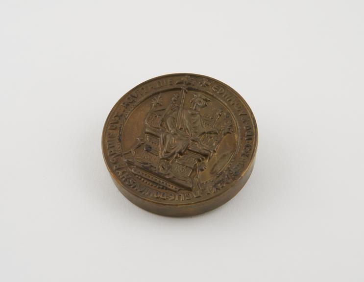 Circular brass snuff box with detachable lid | Science Museum Group ...