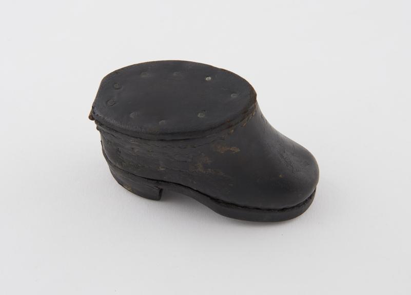 Black leather snuff box in the form of a boot with sole and thick heel ...
