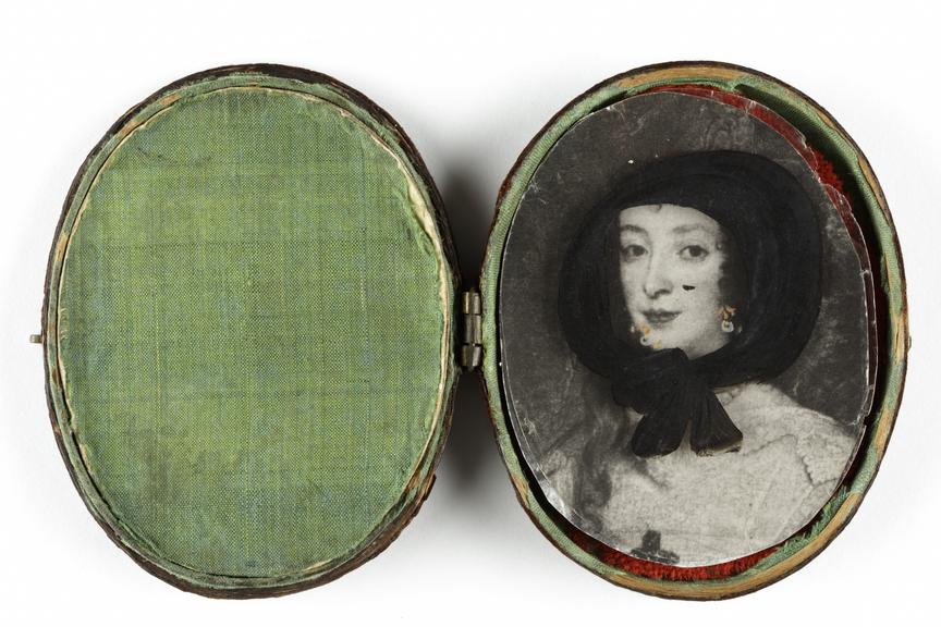 optical illusion with 3 mica oval slides | Science Museum Group Collection