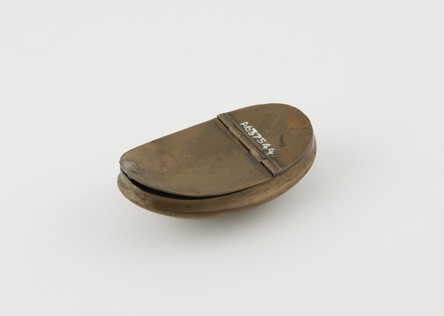 Oval brass snuff box | Science Museum Group Collection