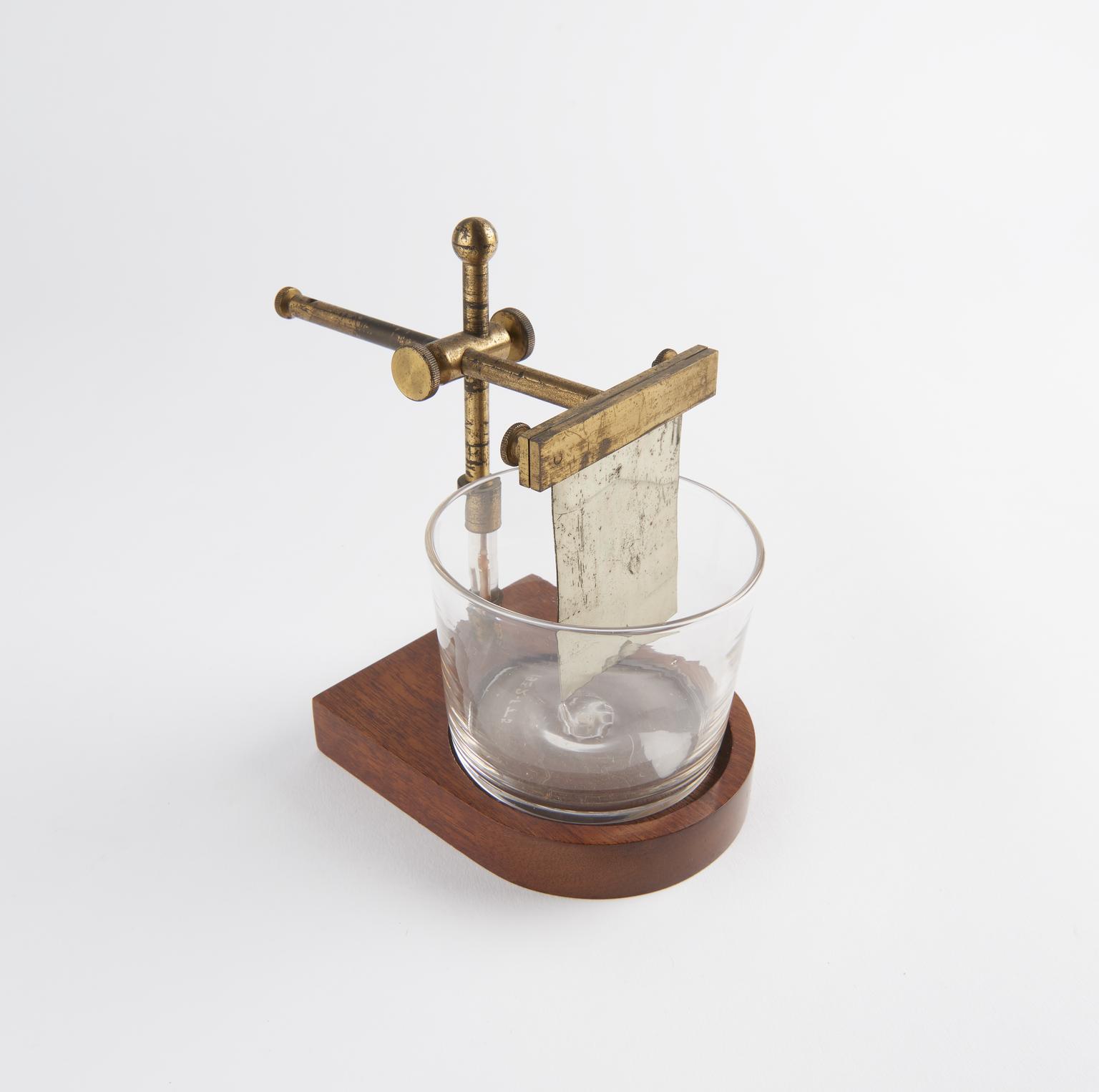 Davy's small electrolysis trough, 1810, replica | Science Museum Group ...