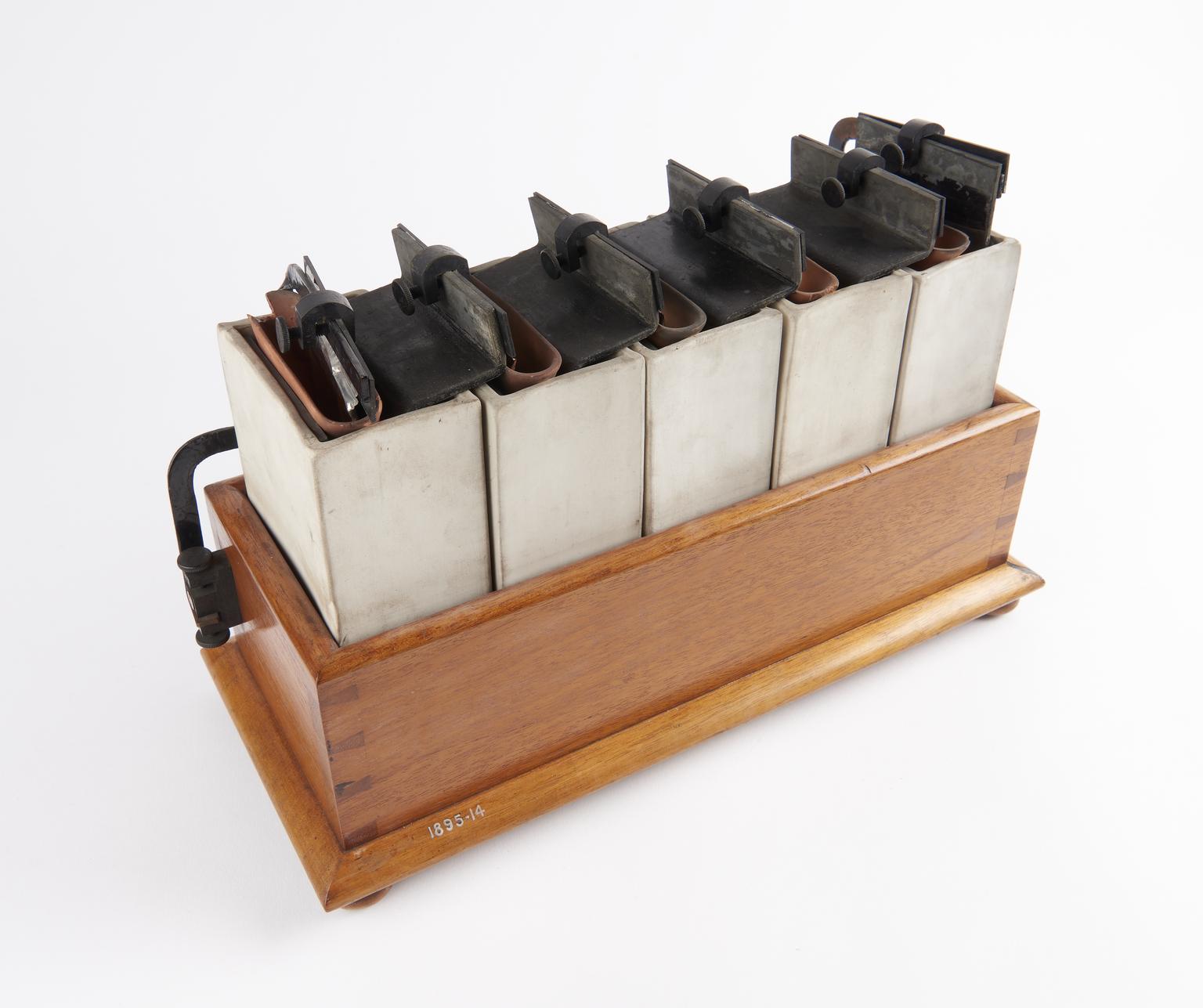 Grove battery of five cells, 1895 | Science Museum Group Collection