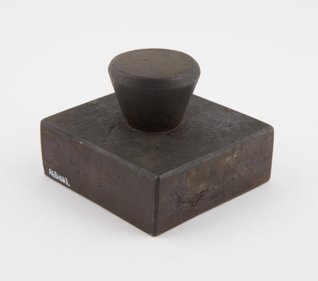 Rectangular iron weight with fixed handle | Science Museum Group Collection