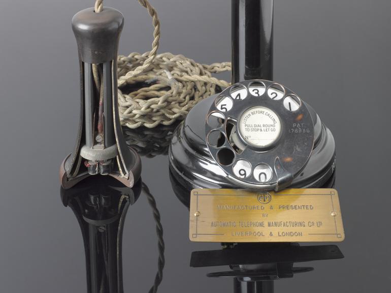 Desk telephone transmitter and receiver (sectioned), 1926. | Science ...