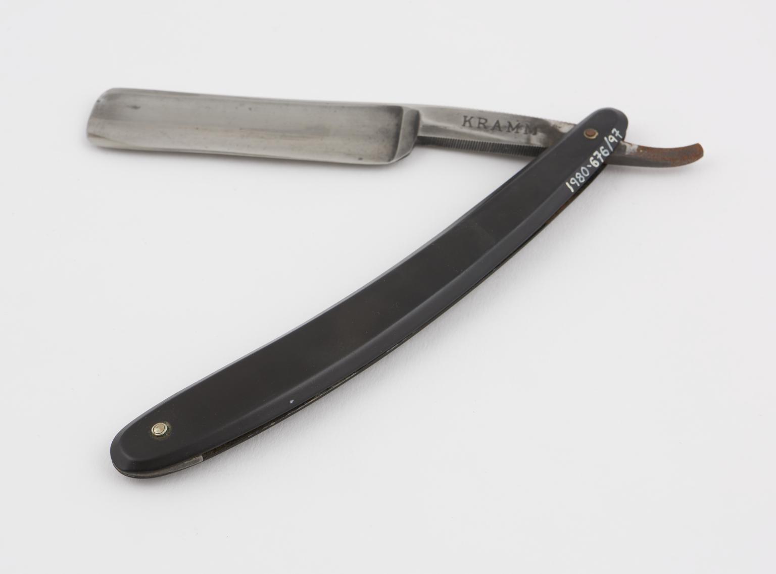 Cut throat razor and case | Science Museum Group Collection