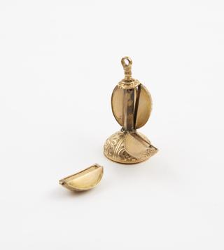 Gold pomander with vinaigrette | Science Museum Group Collection