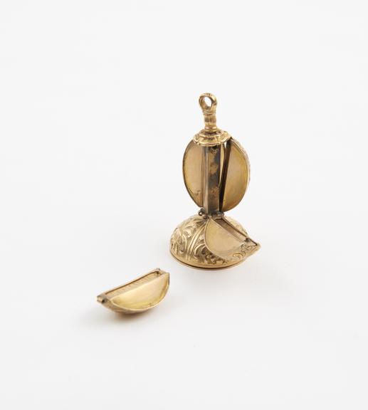 Gold pomander with vinaigrette | Science Museum Group Collection