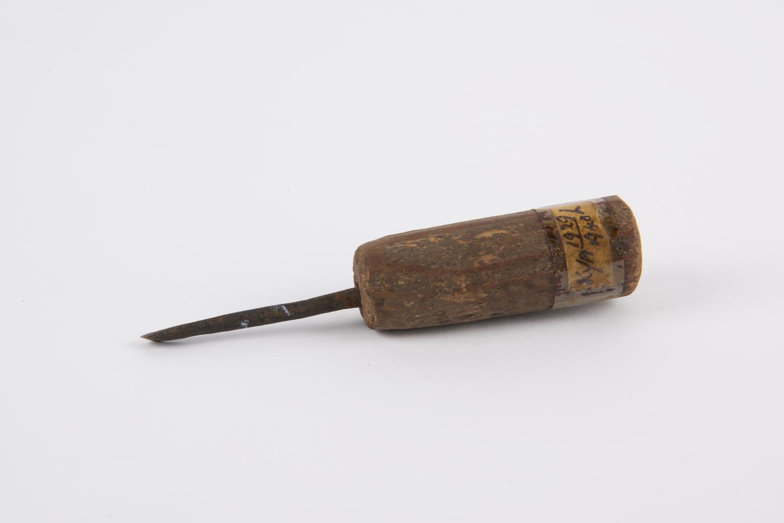 Iron chisel set in wooden handle | Science Museum Group Collection