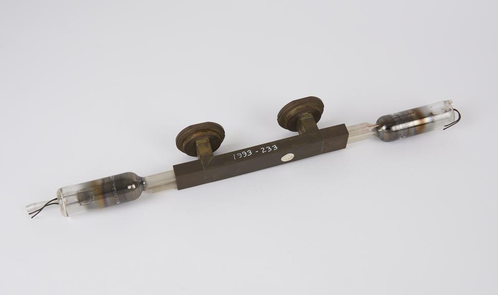 Experimental X-Band waveguide duplexer with two gas discharge tubes ...