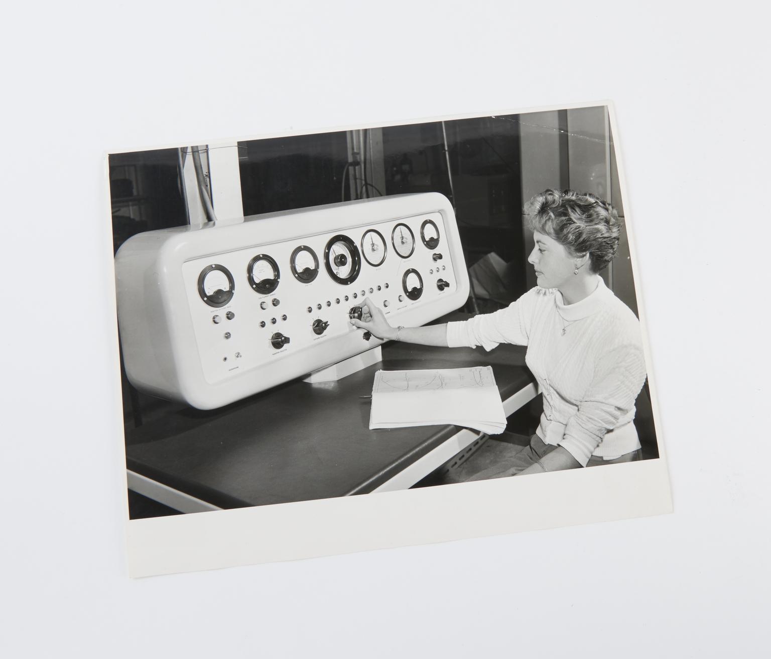 Five photographs, 10" x 8", illustrating linear el | Science Museum ...