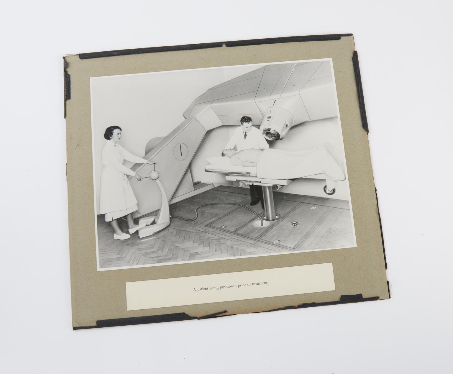 Five photographs, 10" x 8", illustrating linear el | Science Museum ...