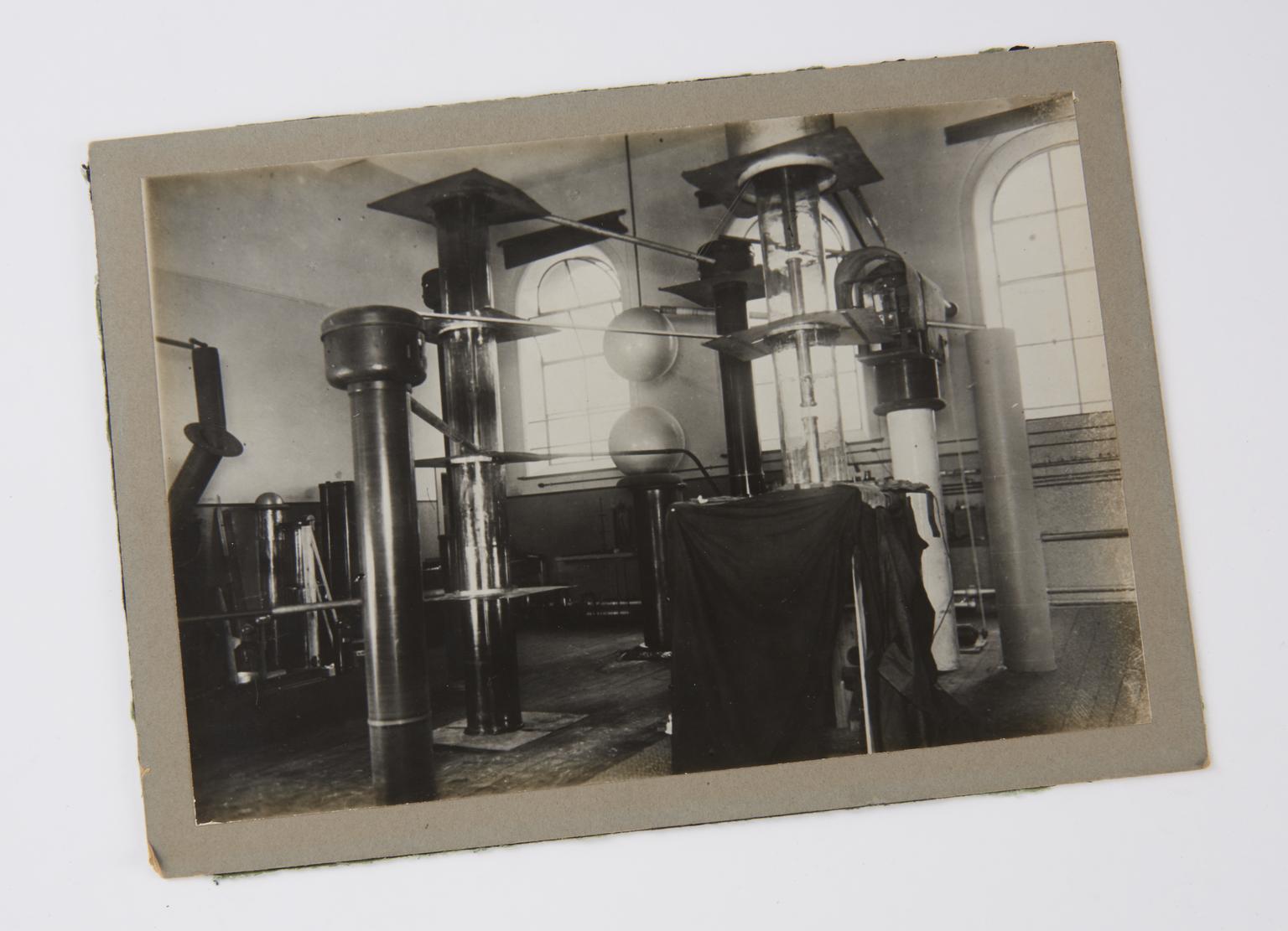 Cockcroft and Walton's apparatus for the artificial disintegration of ...