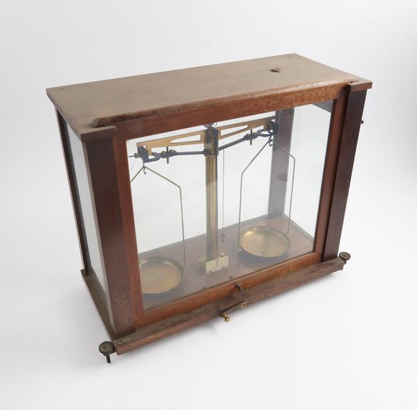 Chemical balance with a brass beam and column | Science Museum Group ...