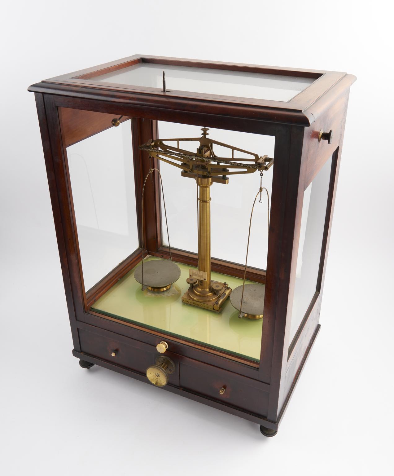 Short beam balance, Oertling model 5SB in glazed mahogany case, with ...