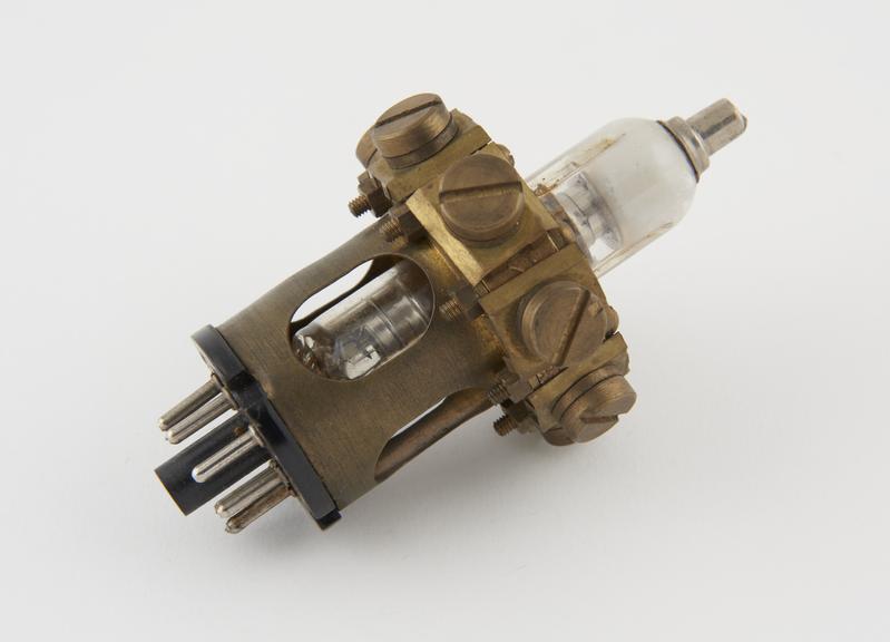 Wade Bequest collection of valves: CV116 radio valve | Science Museum ...