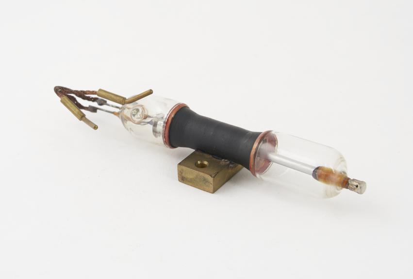 Vacuum tube type CV15 (triode) | Science Museum Group Collection