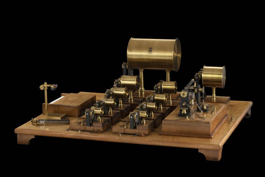 Helmholtz's complete apparatus for the synthesis of sound | Science ...