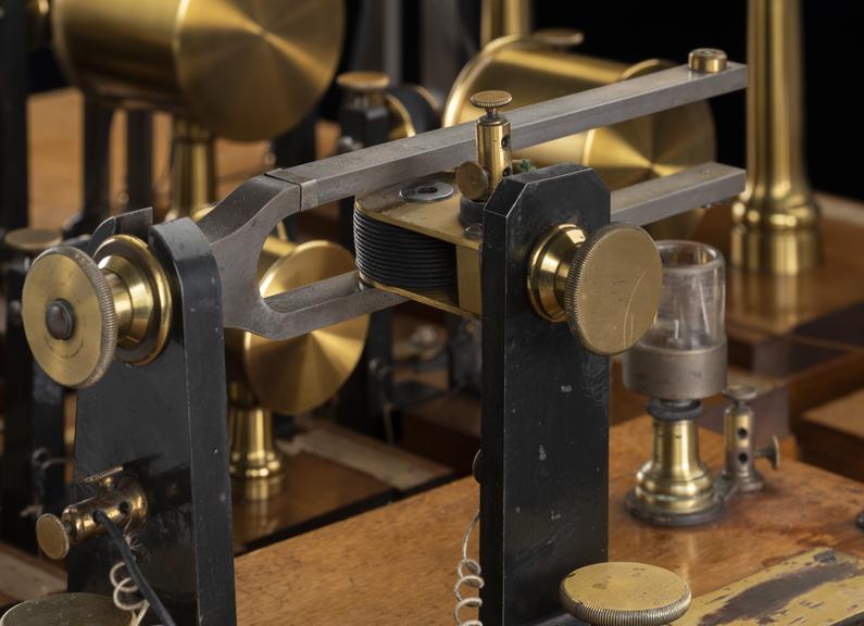 Helmholtz's complete apparatus for the synthesis of sound | Science ...