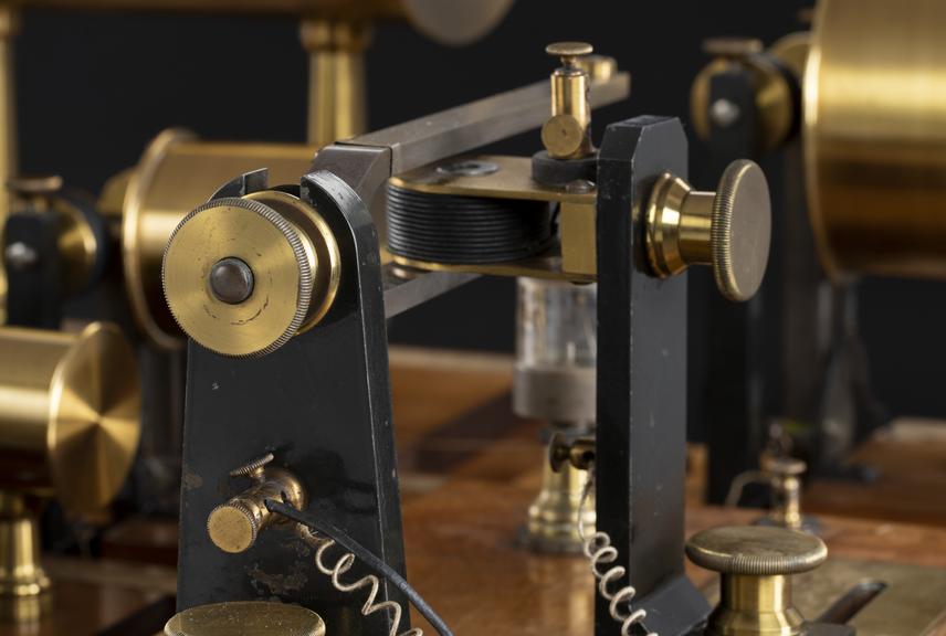 Helmholtz's complete apparatus for the synthesis of sound | Science ...