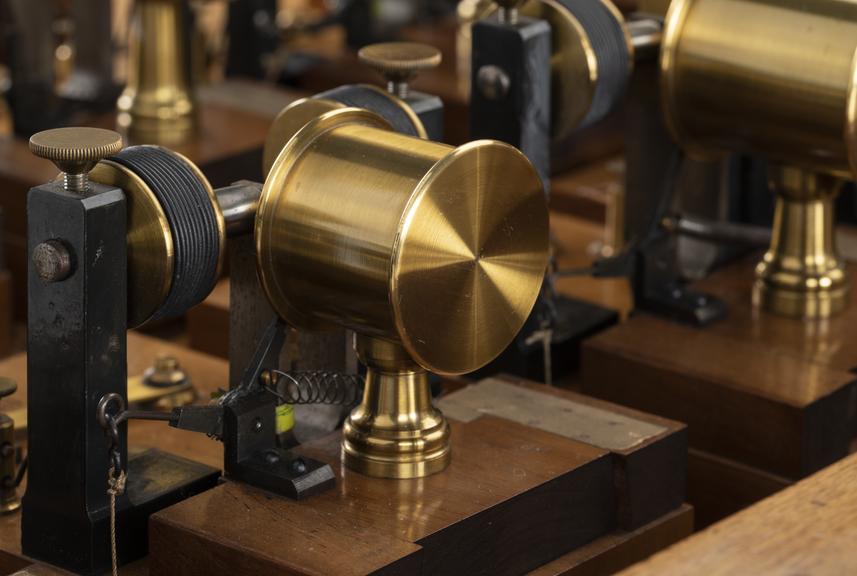 Helmholtz's complete apparatus for the synthesis of sound | Science ...