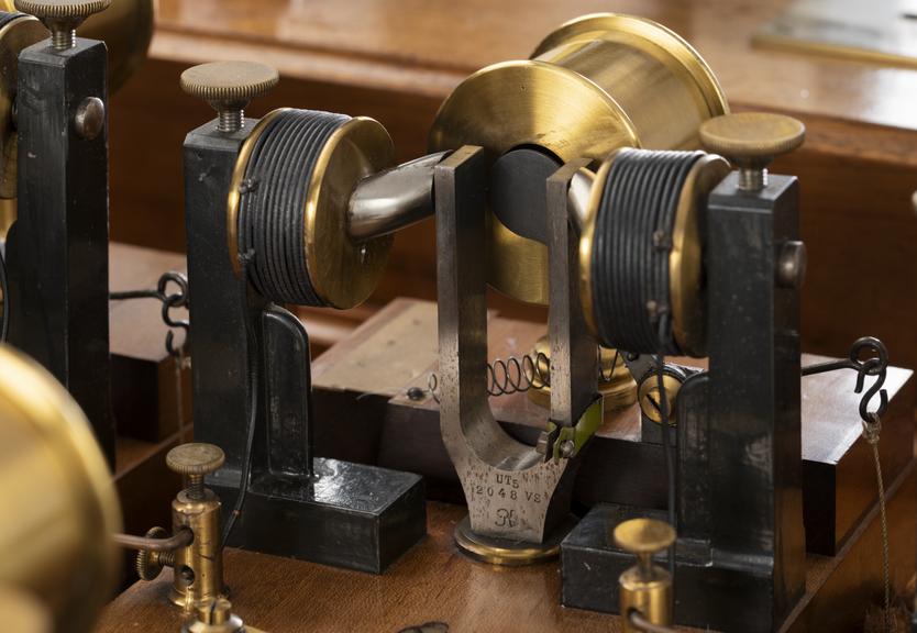 Helmholtz's complete apparatus for the synthesis of sound | Science ...