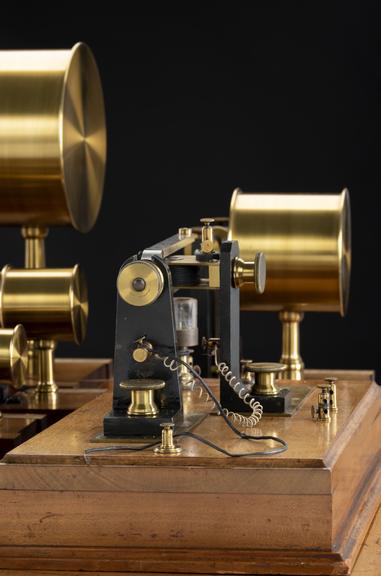 Helmholtz's complete apparatus for the synthesis of sound | Science ...