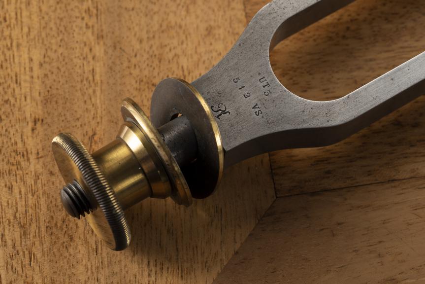 Helmholtz's complete apparatus for the synthesis of sound | Science ...