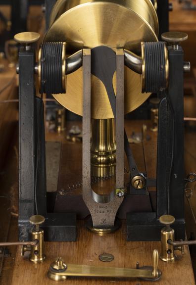 Helmholtz's complete apparatus for the synthesis of sound | Science ...