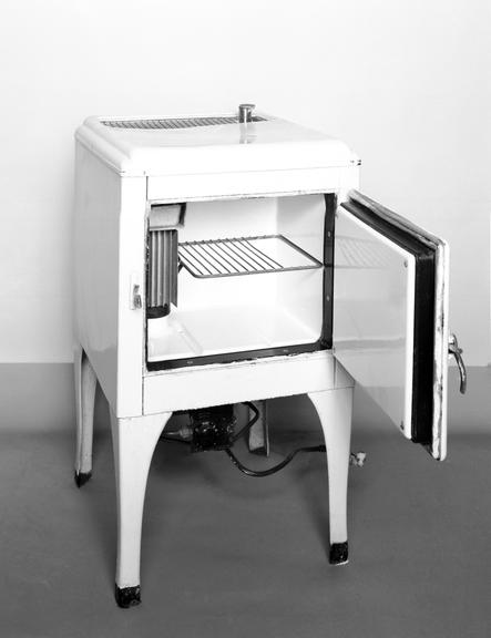 Small Electrolux gas refrigerator, c.1936 | Science Museum Group Collection